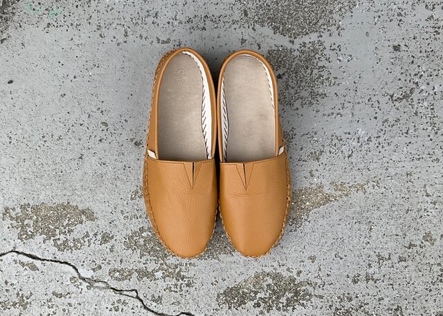 素足で心地よく。夏を楽しむ手しごとのレザーシューズ〈キャメル〉 | iichi 日々の暮らしを心地よくするハンドメイドやアンティークのマーケットプレイス