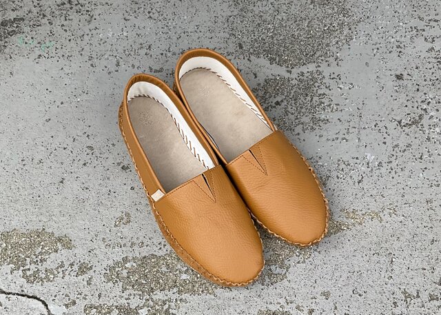 素足で心地よく。夏を楽しむ手しごとのレザーシューズ〈キャメル〉 | iichi 日々の暮らしを心地よくするハンドメイドやアンティークのマーケットプレイス