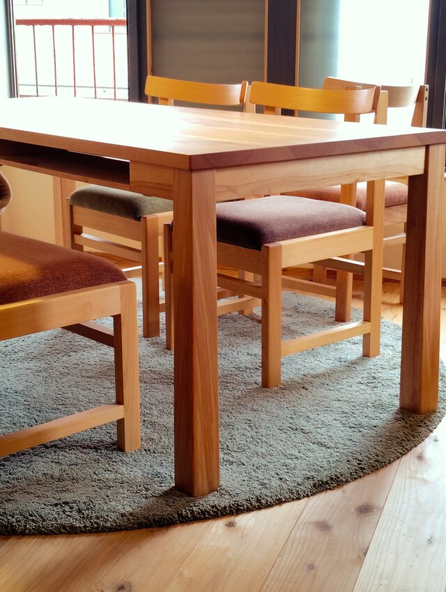 ゾウさん脚 カバ桜 棚付きダイニングテーブル W160 | iichi 日々の暮らしを心地よくするハンドメイドやアンティークのマーケットプレイス