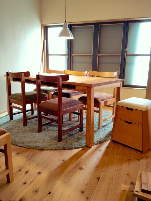 ゾウさん脚 カバ桜 棚付きダイニングテーブル W160 | iichi 日々の暮らしを心地よくするハンドメイドやアンティークのマーケットプレイス