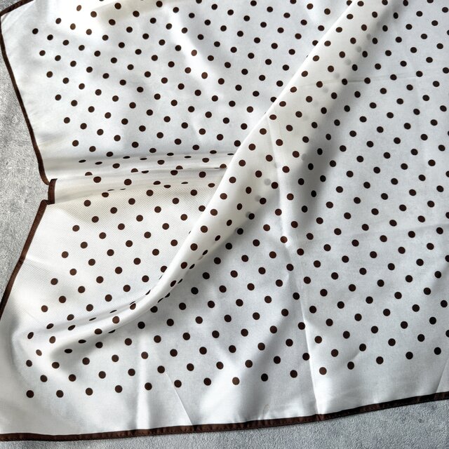 SC13-ヴィンテージスカーフ Italy 1980s Polka Dot White Brown Acetate 27" | iichi 日々の暮らしを心地よくするハンドメイドやアンティーク ...