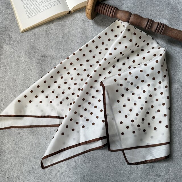SC13-ヴィンテージスカーフ Italy 1980s Polka Dot White Brown Acetate 27" | iichi 日々の暮らしを心地よくするハンドメイドやアンティーク ...