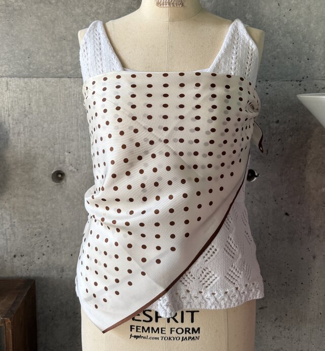 SC13-ヴィンテージスカーフ Italy 1980s Polka Dot White Brown Acetate 27" | iichi 日々の暮らしを心地よくするハンドメイドやアンティーク ...