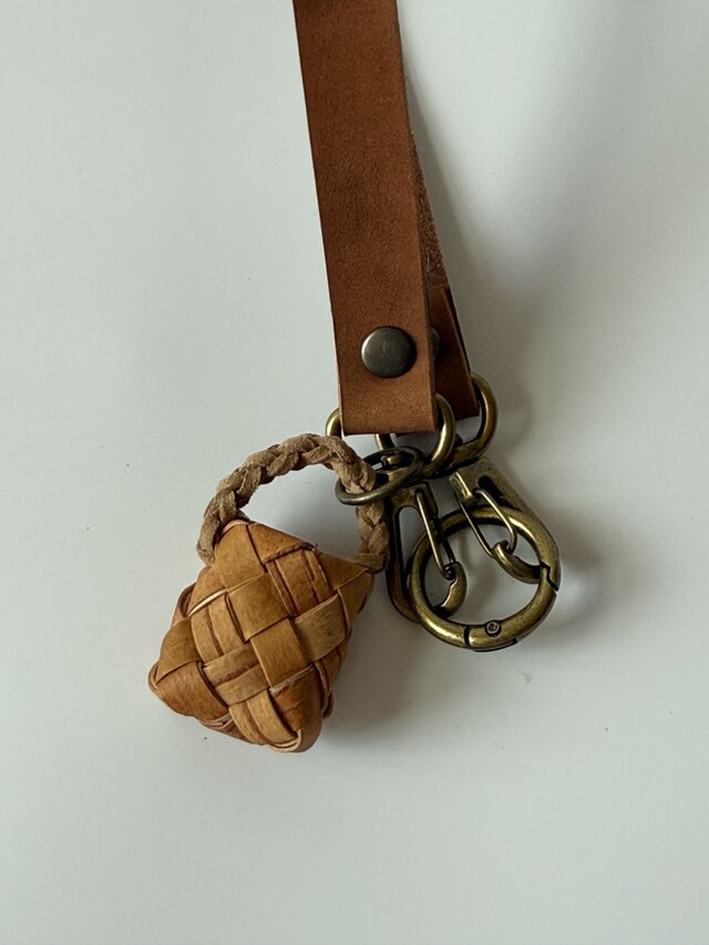 白樺ミニかごチャーム付きスマホストラップ | iichi 日々の暮らしを心地よくするハンドメイドやアンティークのマーケットプレイス