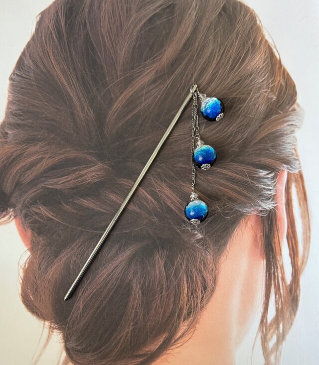 かんざし ラムネソーダの様なブルーグラデーションのとんぼ玉3連 一本挿し 一本簪 涼しげ 夏 青 水色 | iichi 日々の暮らしを心地よくするハンドメイドやアンティークのマーケットプレイス