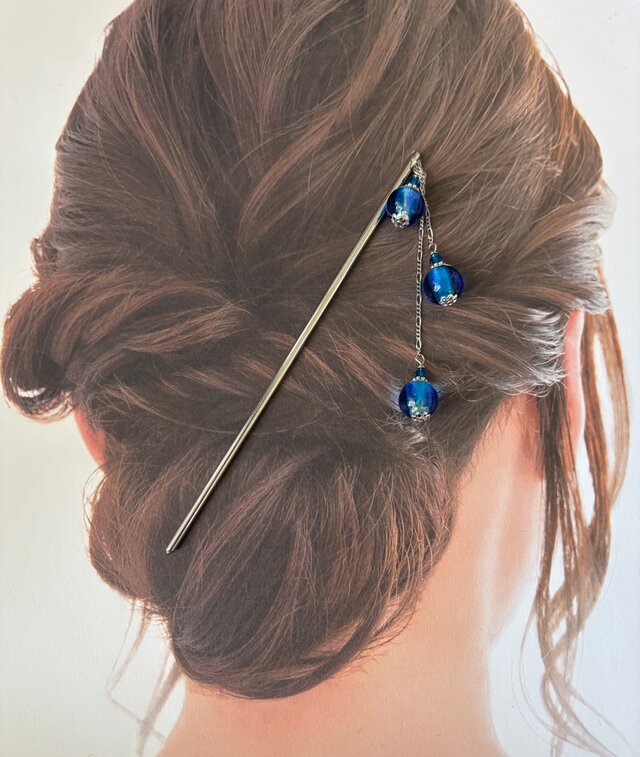 かんざし 青いとんぼ玉3連 一本挿し 一本簪 涼しげ 夏 青 水色 ガラス トンボ玉 | iichi 日々の暮らしを心地よくするハンドメイドやアンティークのマーケットプレイス