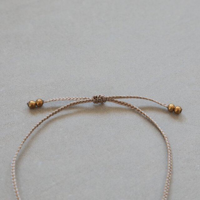 Crystal bracelet / 紐ベージュ | iichi 日々の暮らしを心地よくするハンドメイドやアンティークのマーケットプレイス