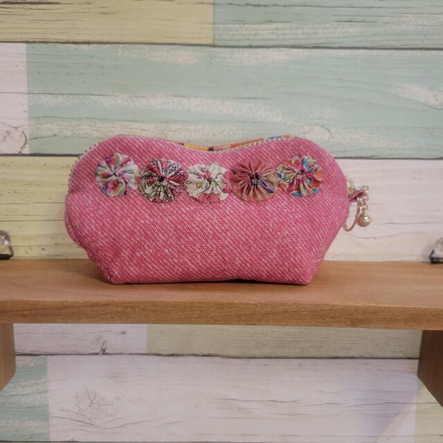 ヨーヨーキルトのポーチ《濃ピンク》 | iichi 日々の暮らしを心地よくするハンドメイドやアンティークのマーケットプレイス