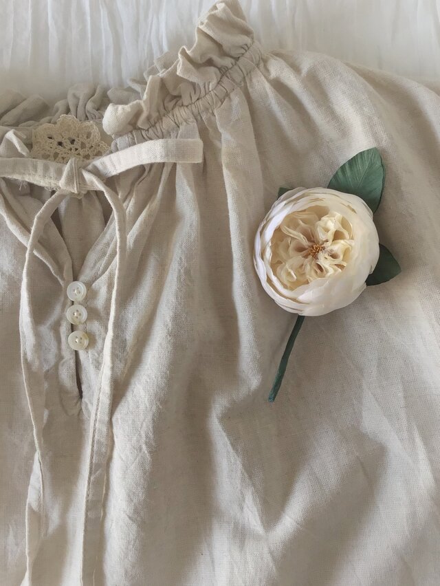 〈染め花〉イングリッシュローズのコサージュ（中輪カップ咲・クリームホワイト) | iichi 日々の暮らしを心地よくするハンドメイドやアンティークのマーケットプレイス
