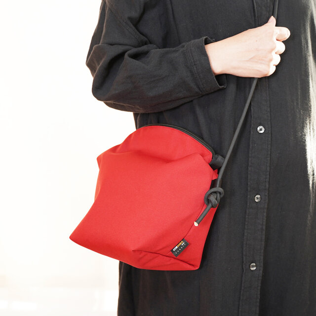 丸型 CORDURA®ナイロン ロングショルダーバッグ／サコッシュ〈肩パッド付き・調節可能〉 | iichi 日々の暮らしを心地よくするハンドメイドやアンティークのマーケットプレイス