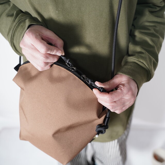 丸型 CORDURA®ナイロン ロングショルダーバッグ／サコッシュ〈肩パッド付き・調節可能〉 | iichi 日々の暮らしを心地よくするハンドメイドやアンティークのマーケットプレイス