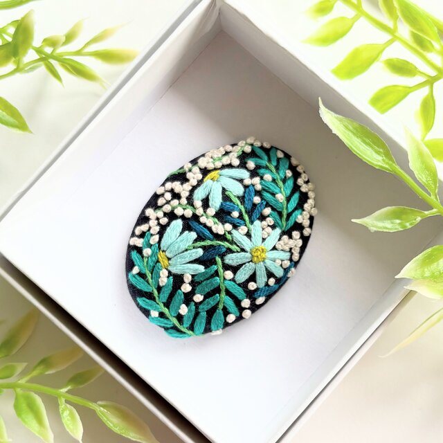 小さなお花の刺繍ブローチ・botanical#376 | iichi 日々の暮らしを心地よくするハンドメイドやアンティークのマーケットプレイス