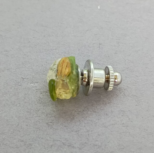 konpeito pin brooch(ルチルクォーツ＆ペリドット） | iichi 日々の暮らしを心地よくするハンドメイドやアンティークのマーケットプレイス