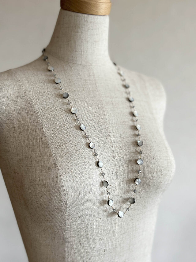 No. 149 75cm・ブラックシェル(黒蝶貝)のステーションネックレス(light) | iichi 日々の暮らしを心地よくするハンドメイドやアンティークのマーケットプレイス