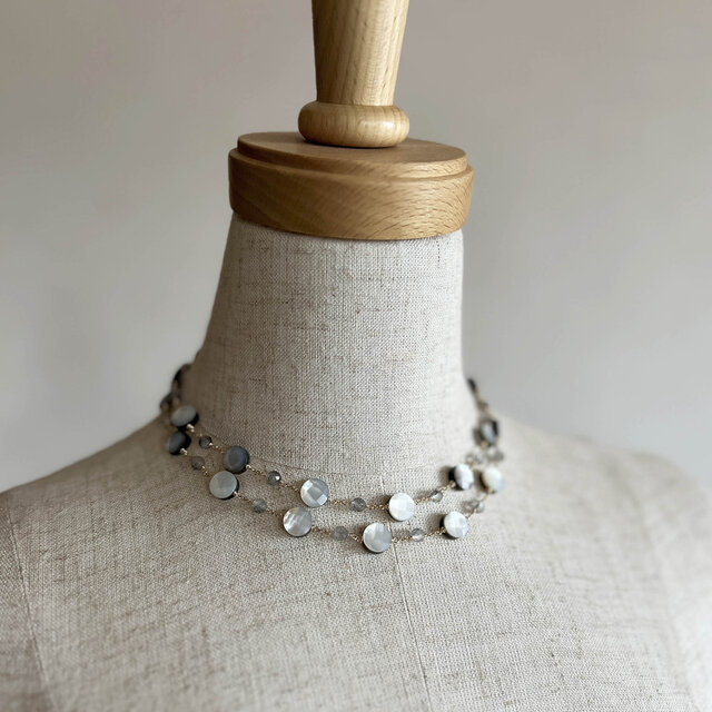 No. 149 75cm・ブラックシェル(黒蝶貝)のステーションネックレス(light) | iichi 日々の暮らしを心地よくするハンドメイドやアンティークのマーケットプレイス