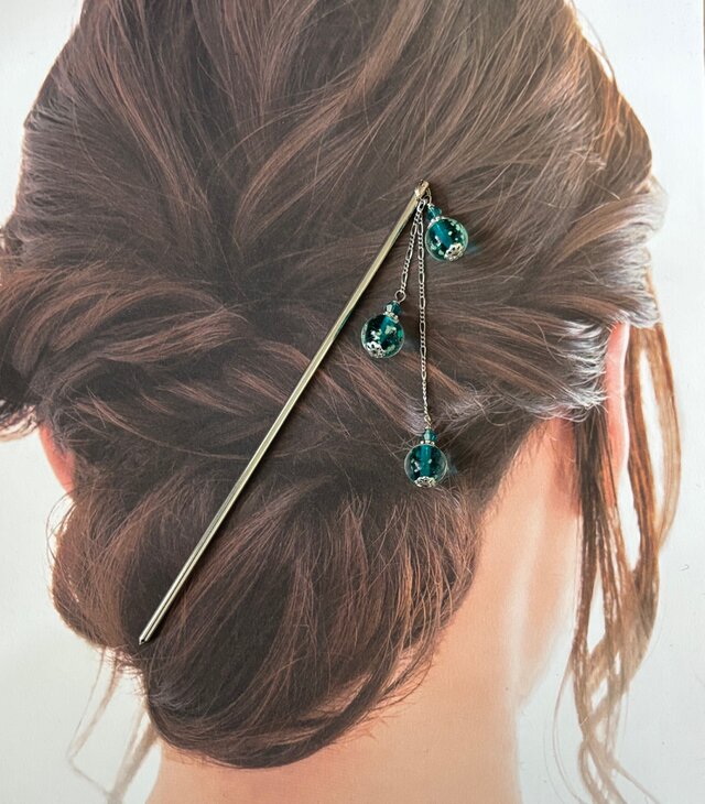 かんざし ラムネソーダの様なエメラルドグリーンのとんぼ玉3連 一本挿し 一本簪 涼しげ 夏 青 ブルー | iichi 日々の暮らしを心地よくするハンドメイドやアンティークのマーケットプレイス