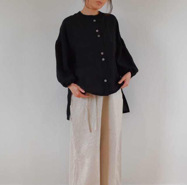 やわらかリネン100％ バンドカラー ギャザースリーブ ブラウス/ ブラック 黒 | iichi 日々の暮らしを心地よくするハンドメイドやアンティークのマーケットプレイス