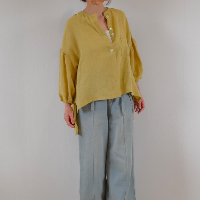 やわらかリネン100％ バンドカラー ギャザースリーブ ブラウス/グレイッシュイエロー | iichi 日々の暮らしを心地よくするハンドメイドやアンティークのマーケットプレイス