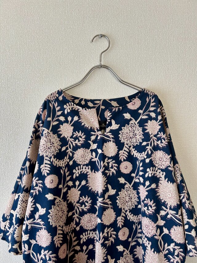 インド綿ハンドブロックプリントの Aラインシルエットのワンピース ネイビー | iichi 日々の暮らしを心地よくするハンドメイドやアンティークのマーケットプレイス