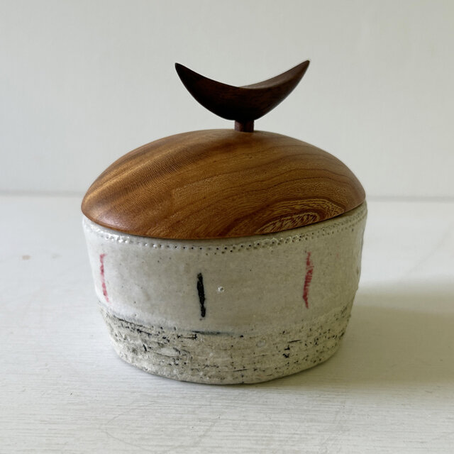 楕円猪口・白赤黒クレ | iichi 日々の暮らしを心地よくするハンドメイドやアンティークのマーケットプレイス