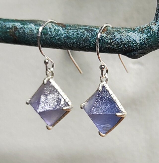 紫陽花 フローライト＊925 pierce | iichi 日々の暮らしを心地よくするハンドメイドやアンティークのマーケットプレイス