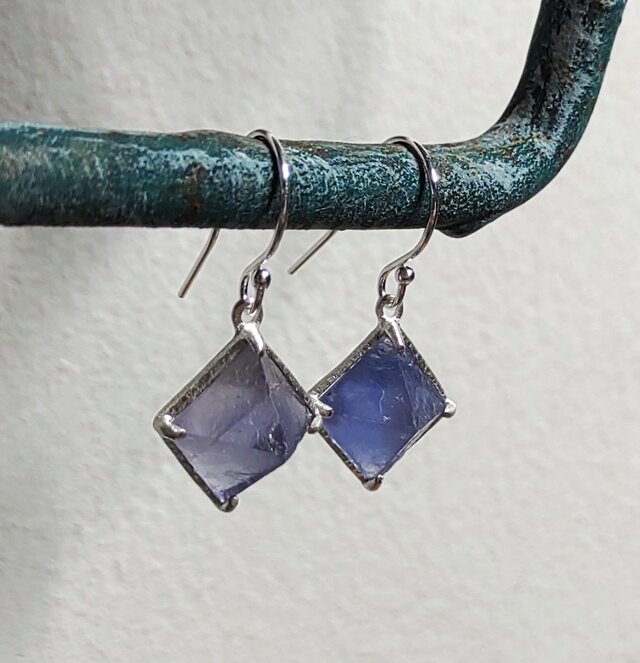 紫陽花 フローライト＊925 pierce | iichi 日々の暮らしを心地よくするハンドメイドやアンティークのマーケットプレイス