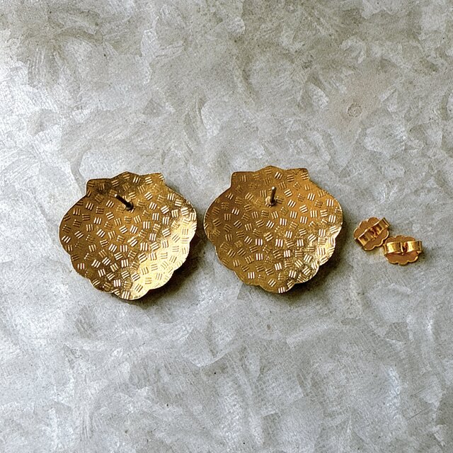 PA356-【 AVON 】エイボン・ヴィンテージピアス 1988 Shell Cloisonne Pink Red | iichi 日々の暮らしを心地よくするハンドメイドやアンティークの ...