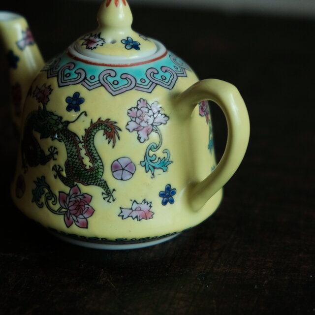 花と龍 中国景徳鎮 色絵小ぶり急須 茶器 花唐草 チャイナレトロ インテリアオブジェ 黄色 | iichi 日々の暮らしを心地よくするハンドメイドやアンティークのマーケットプレイス