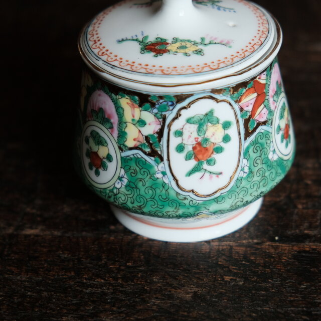 草花や果実 中国廣彩 色絵金彩蓋付シュガーポット チャイナレトロ シノワズリ インテリア | iichi 日々の暮らしを心地よくするハンドメイドやアンティークのマーケットプレイス