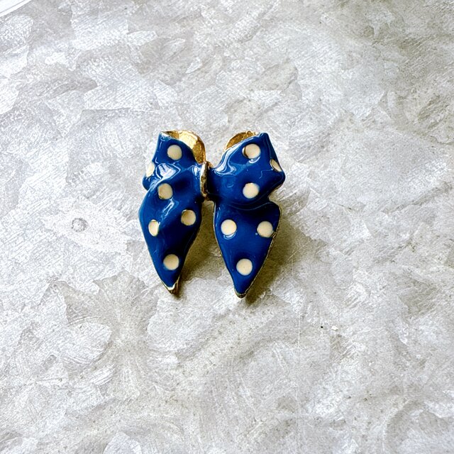 SC135-ヴィンテージブローチ U.S.A. Blue White Polka Dot Enamel Ribbon Bow | iichi 日々の暮らしを心地よくするハンドメイドや ...