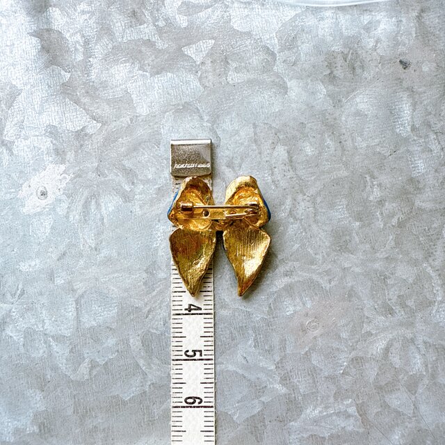 SC135-ヴィンテージブローチ U.S.A. Blue White Polka Dot Enamel Ribbon Bow | iichi 日々の暮らしを心地よくするハンドメイドや ...