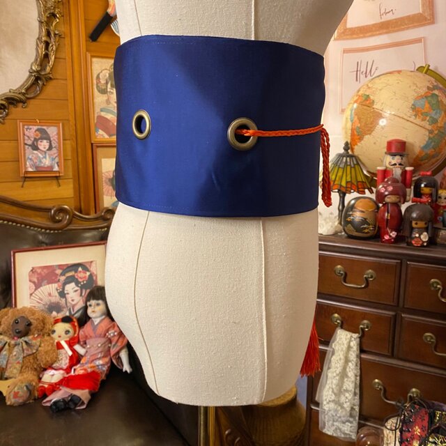 名古屋帯 リメイク サッシュベルト 飾り帯 和洋折衷 ハンドメイド L〜LL対応 群青を裂く、一輪の熾火。 ROB-111 | iichi 日々の暮らしを心地よくするハンドメイドやアンティーク ...