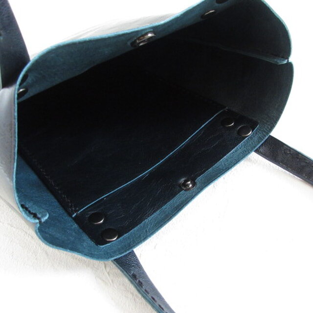 《カーフスキン》ちょい持ちミニトート♪内ポケット付き・ワンレザー仕上げ・ネイビー・0447 | iichi 日々の暮らしを心地よくするハンドメイドやアンティークのマーケットプレイス