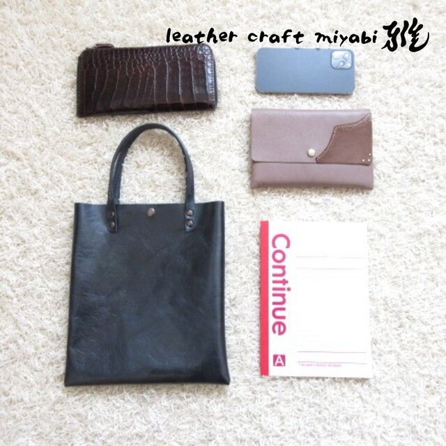 《カーフスキン》ちょい持ちミニトート♪内ポケット付き・ワンレザー仕上げ・ネイビー・0447 | iichi 日々の暮らしを心地よくするハンドメイドやアンティークのマーケットプレイス