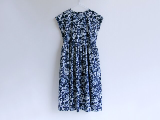 花のワンピース＊White＆Blue Flowers(国産コットン・リップル生地・クルーネックタイプ)受注製作 | iichi 日々の暮らしを心地よくするハンドメイドやアンティークのマーケットプレイス