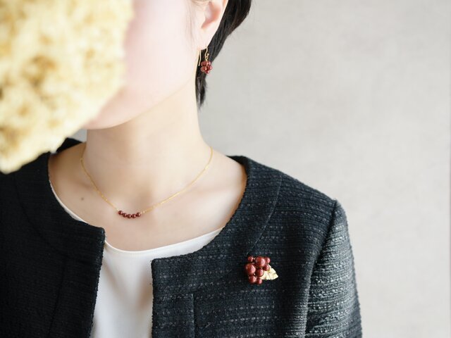 ブローチ 】 ヴィンテージな真鍮 葉っぱ付 お花 ・ ボルドー | iichi 日々の暮らしを心地よくするハンドメイドやアンティークのマーケットプレイス