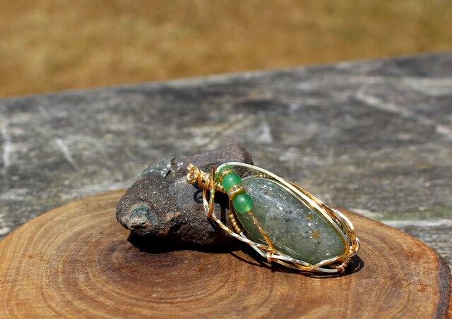 グリーンランダイト 肯定的なエネルギーで事態を好転させる | iichi 日々の暮らしを心地よくするハンドメイドやアンティークのマーケットプレイス