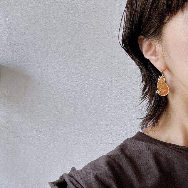 PA359-【 AVON 】エイボン・ヴィンテージピアス 1990 Kitty Golden Color Enamel | iichi 日々の暮らしを心地よくするハンドメイドやアンティークの ...