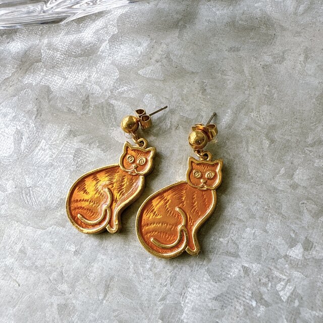 PA359-【 AVON 】エイボン・ヴィンテージピアス 1990 Kitty Golden Color Enamel | iichi 日々の暮らしを心地よくするハンドメイドやアンティークの ...