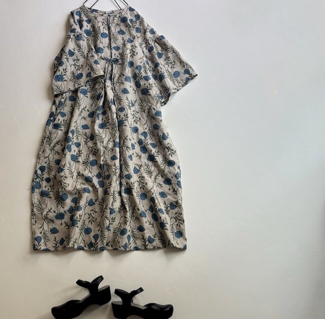 即納 青い芥子のワンピース リネン100% 小さいリボンとタックのワンピース | iichi 日々の暮らしを心地よくするハンドメイドやアンティークのマーケットプレイス