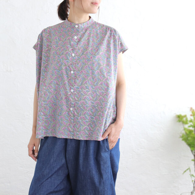 快適 インド綿ブロックプリント フレンチスリーブバンドカラーブラウス （リーフ/グレー）TP42 | iichi 日々の暮らしを心地よくするハンドメイドやアンティークのマーケットプレイス