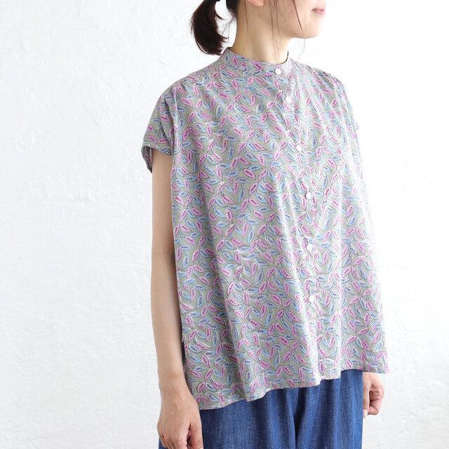 快適 インド綿ブロックプリント フレンチスリーブバンドカラーブラウス （リーフ/グレー）TP42 | iichi 日々の暮らしを心地よくするハンドメイドやアンティークのマーケットプレイス