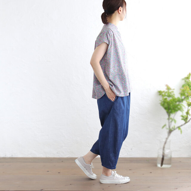 快適 インド綿ブロックプリント フレンチスリーブバンドカラーブラウス （リーフ/グレー）TP42 | iichi 日々の暮らしを心地よくするハンドメイドやアンティークのマーケットプレイス