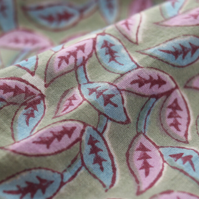 快適 インド綿ブロックプリント フレンチスリーブバンドカラーブラウス （リーフ/グレー）TP42 | iichi 日々の暮らしを心地よくするハンドメイドやアンティークのマーケットプレイス