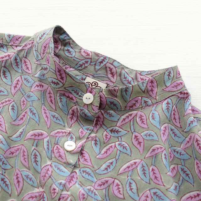 快適 インド綿ブロックプリント フレンチスリーブバンドカラーブラウス （リーフ/グレー）TP42 | iichi 日々の暮らしを心地よくするハンドメイドやアンティークのマーケットプレイス