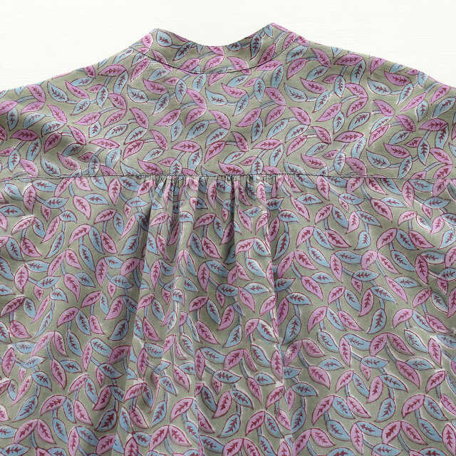 快適 インド綿ブロックプリント フレンチスリーブバンドカラーブラウス （リーフ/グレー）TP42 | iichi 日々の暮らしを心地よくするハンドメイドやアンティークのマーケットプレイス