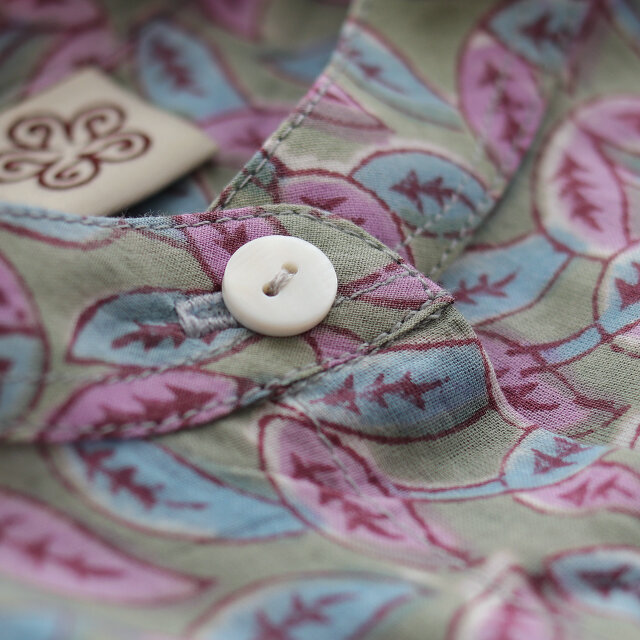 快適 インド綿ブロックプリント フレンチスリーブバンドカラーブラウス （リーフ/グレー）TP42 | iichi 日々の暮らしを心地よくするハンドメイドやアンティークのマーケットプレイス