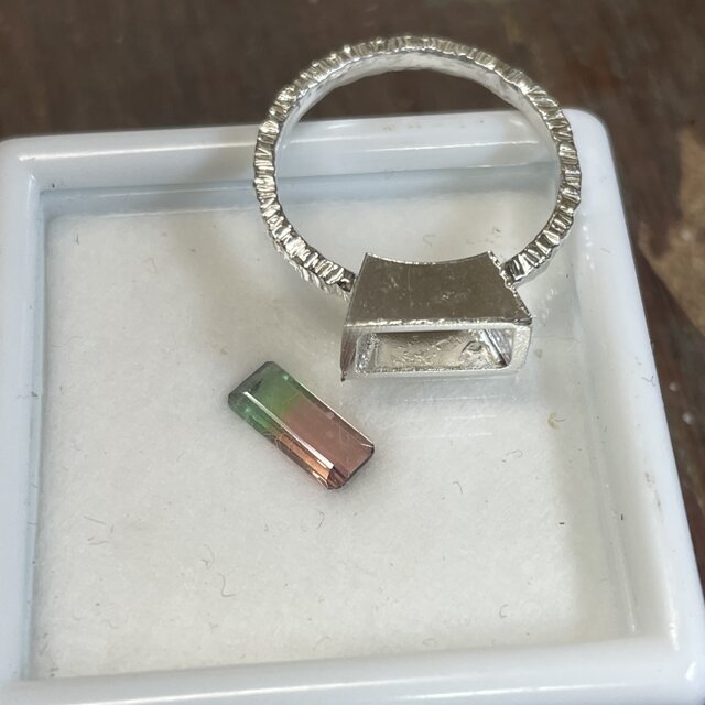バイカラートルマリン 0.72ct バゲットカット ミル打ち留め シルバーSV925リング | iichi 日々の暮らしを心地よくするハンドメイドやアンティークのマーケットプレイス