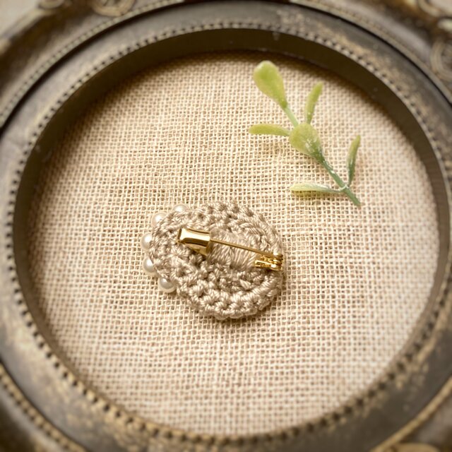 unique motif シルキーパールとクロッシェのブローチ〈round〉 beige | iichi 日々の暮らしを心地よくするハンドメイドやアンティークのマーケットプレイス