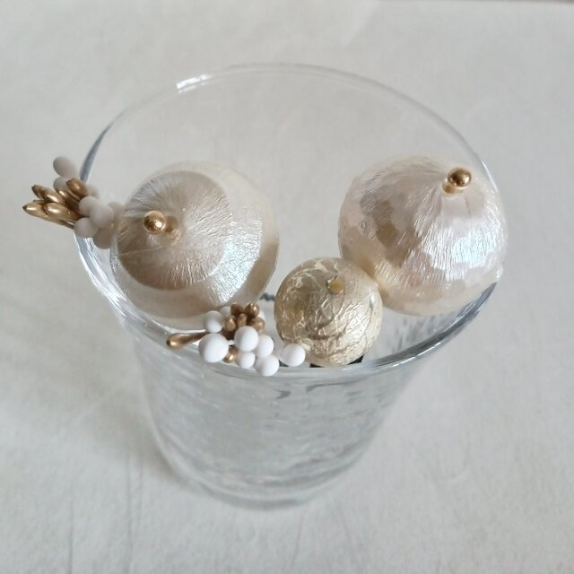 **特別な日の髪飾りセット** つまみ細工のダリア花2つ、飾りパーツ5点、金水引 ゴールド 《成人式、卒業式、入学式、和装》 | iichi 日々の暮らしを心地よくするハンドメイドや ...